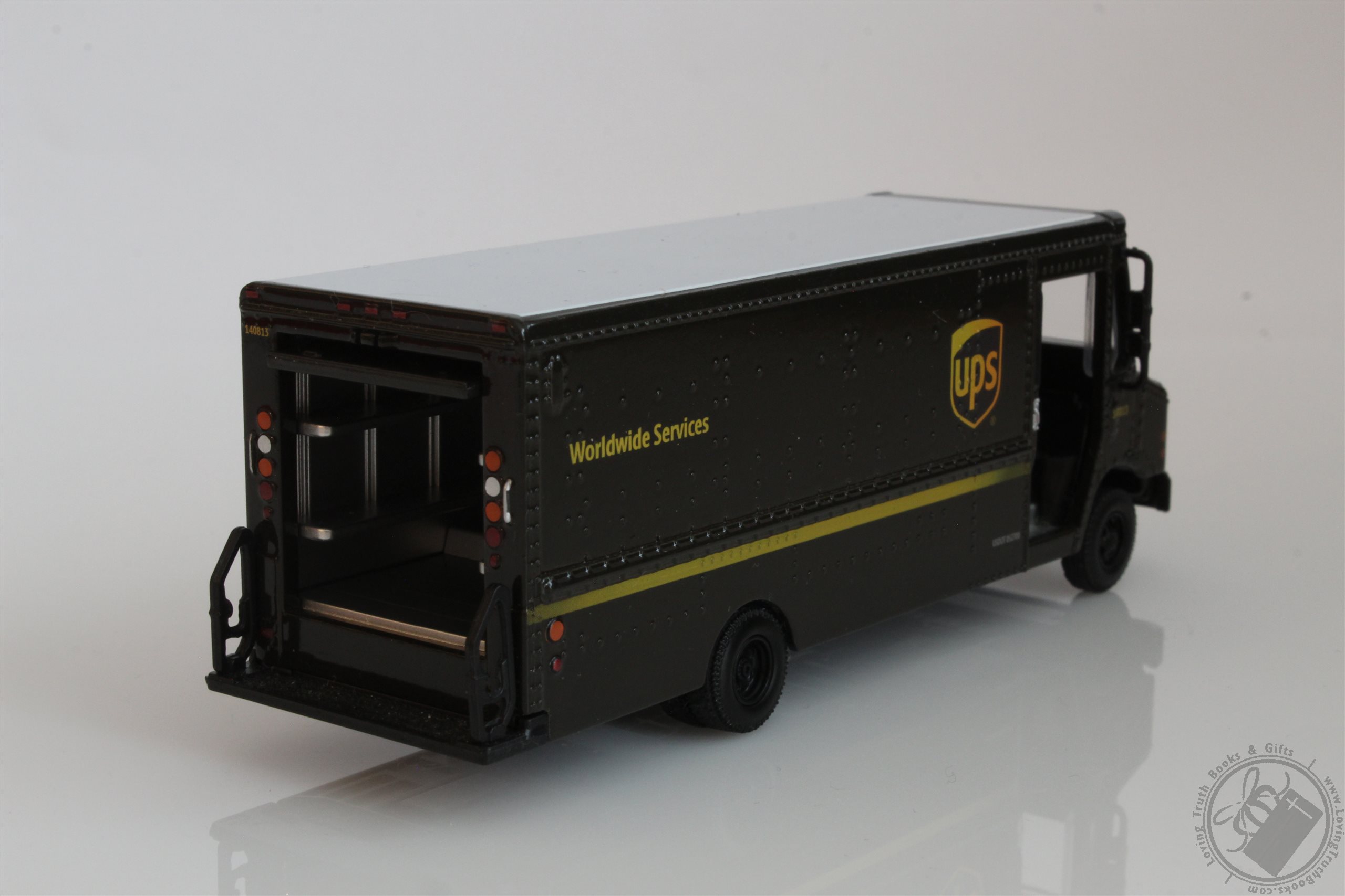 UPS Parcel Service Mail Delivery Box Truck 1:64 Scale Diorama Diecast ...