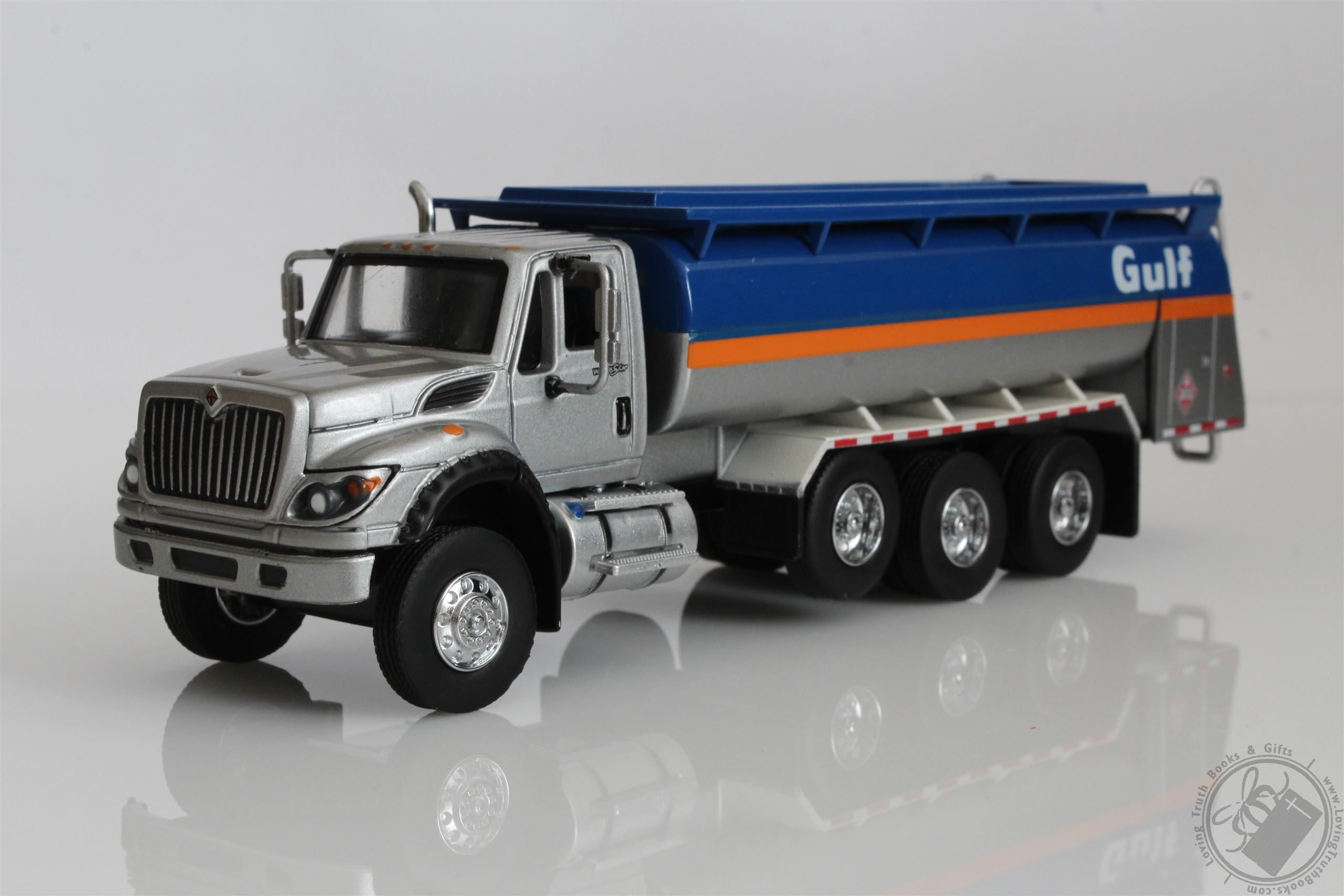 2018 International Workstar Gulf Oil Tanker Truck 1:64 Scale Diecast ...