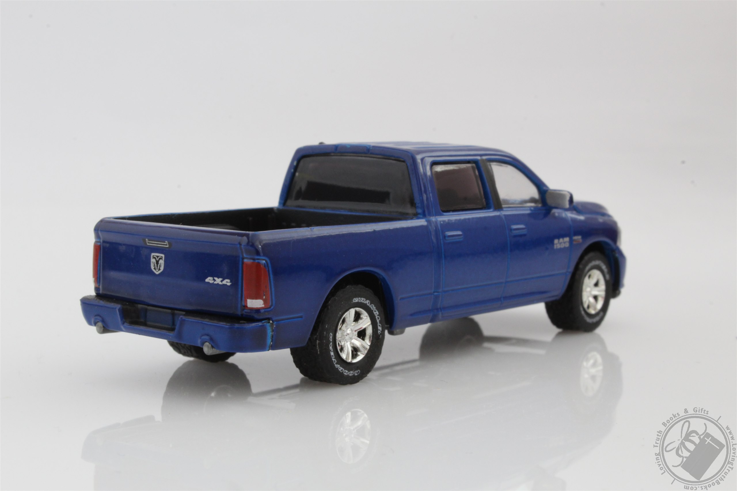 2014 Dodge RAM 1500 Sport Pickup Truck w/ Camper Shell 1:64 Scale ...